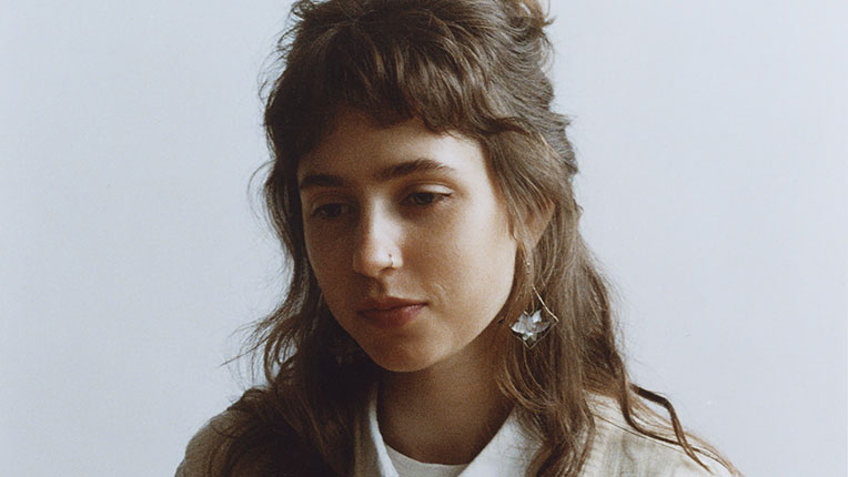 Clairo anuncia su nuevo álbum ‘Charm’ y comparte el primer single ‘Sexy ...
